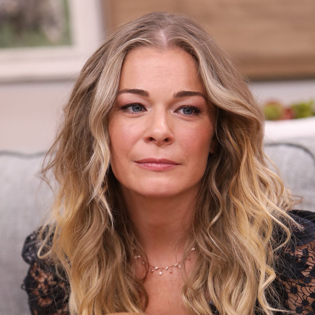 LeAnn Rimes rushes off stage during performance after her teeth fall out