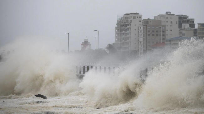 Widespread flooding, damaging waves hit Cape Town as severe cold front ...