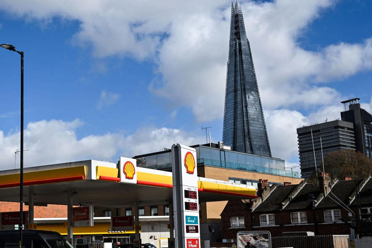 Business news live: FTSE 100 latest after Shell reject BP takeover bid ...