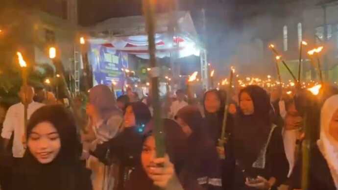 Meriah! Cahaya Obor Simbol Harapan dan Semangat Baru Menyambut Tahun ...