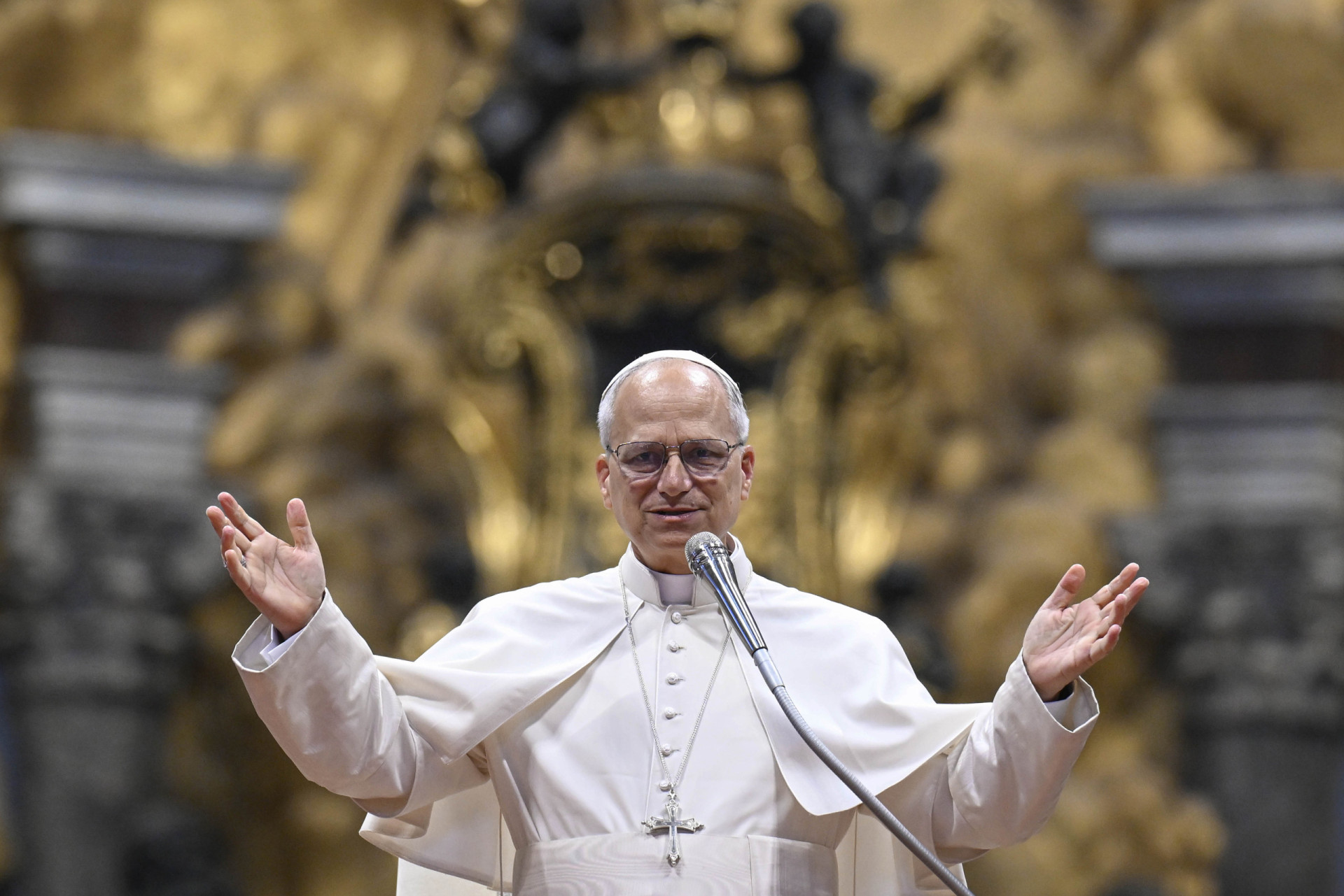 Get dressed with the pope: a guide to his iconic look