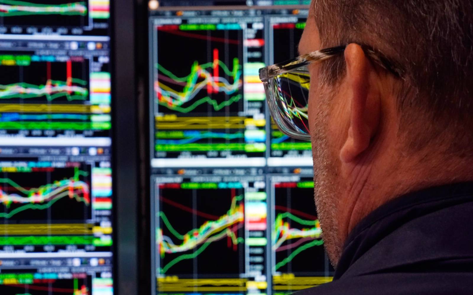 Global stock index falls, euro slides after US-EU trade deal