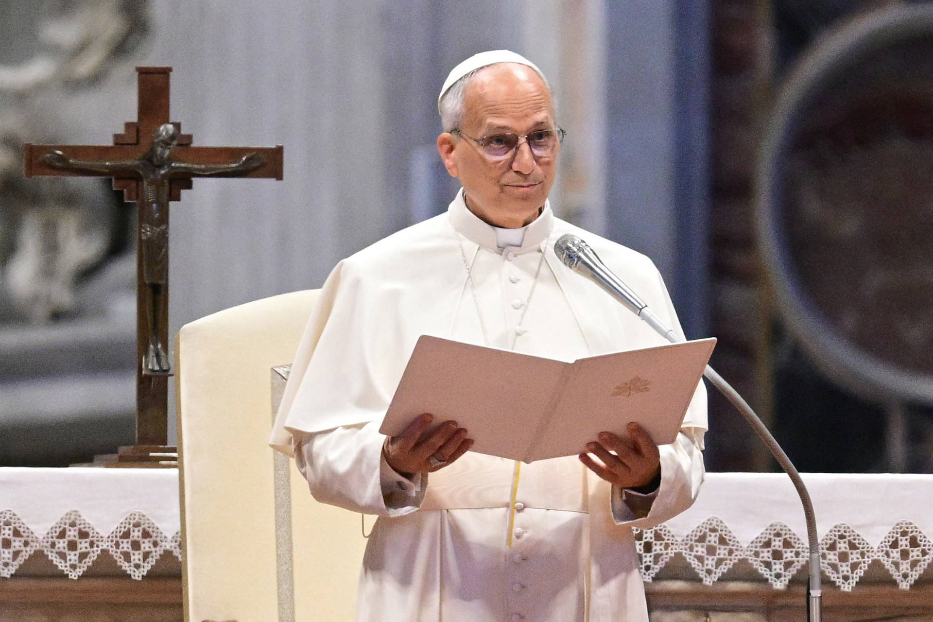 Get dressed with the pope: a guide to his iconic look