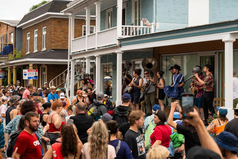 Buskers slam new French-language requirement in Quebec City tourist hub