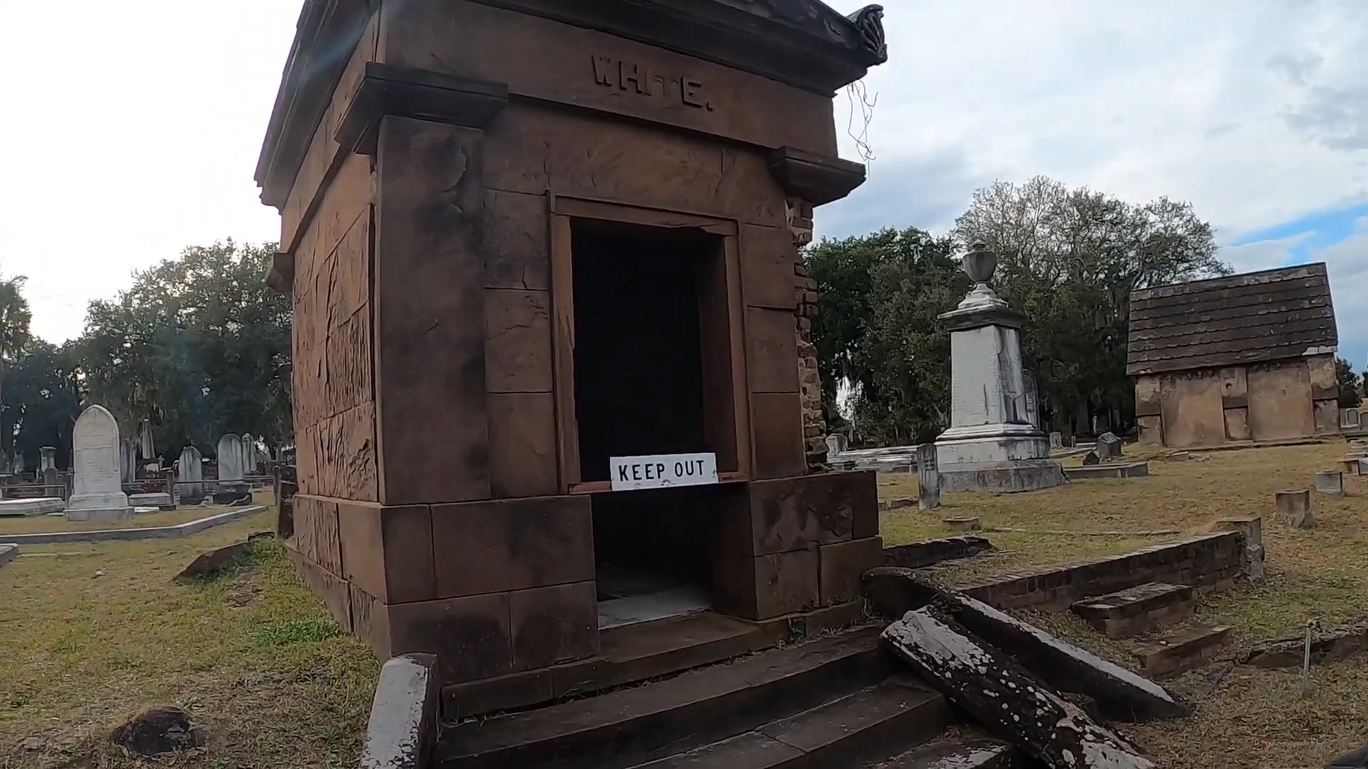 Creepy Open Crypt Found in 1800s Cemetery | Graveyard Exploration
