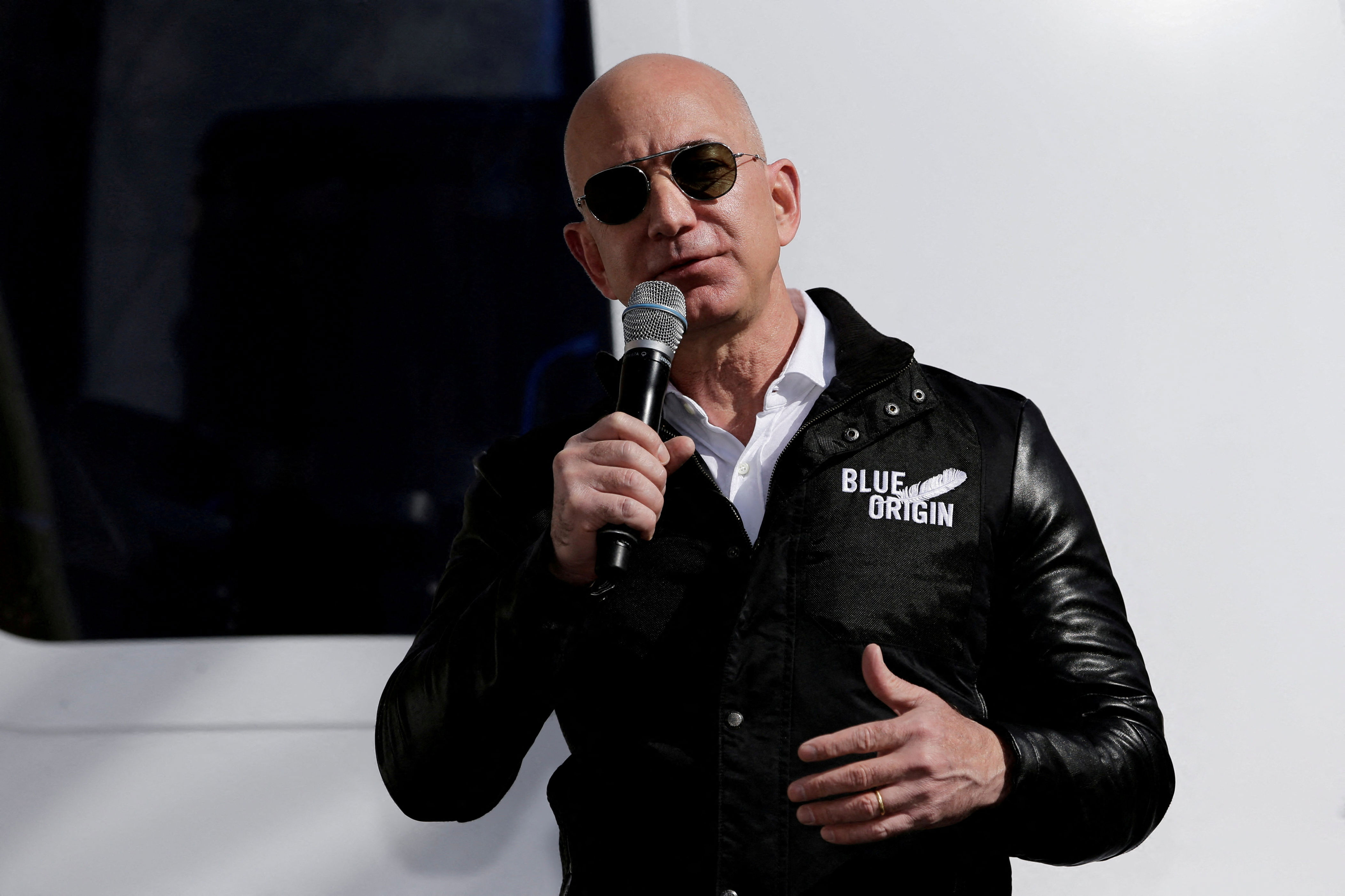 Jeff Bezos attempting to fill Elon Musk-shaped hole in the Oval Office ...