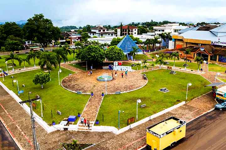Igreja revestida de ametista chama atenção em cidade brasileira