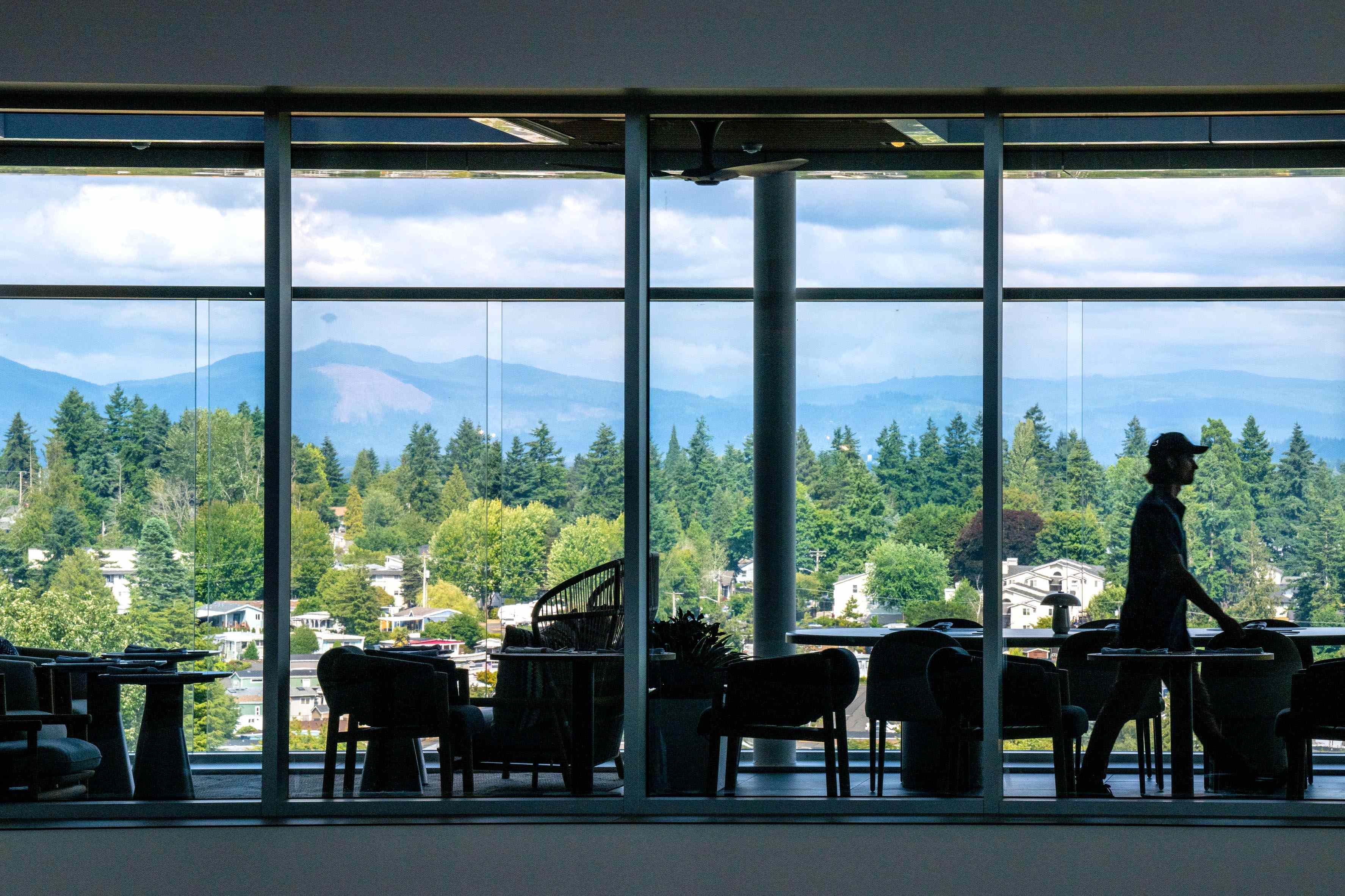 Delta's New Seattle Lounge Offers Stunning Views of Mount Rainier From ...