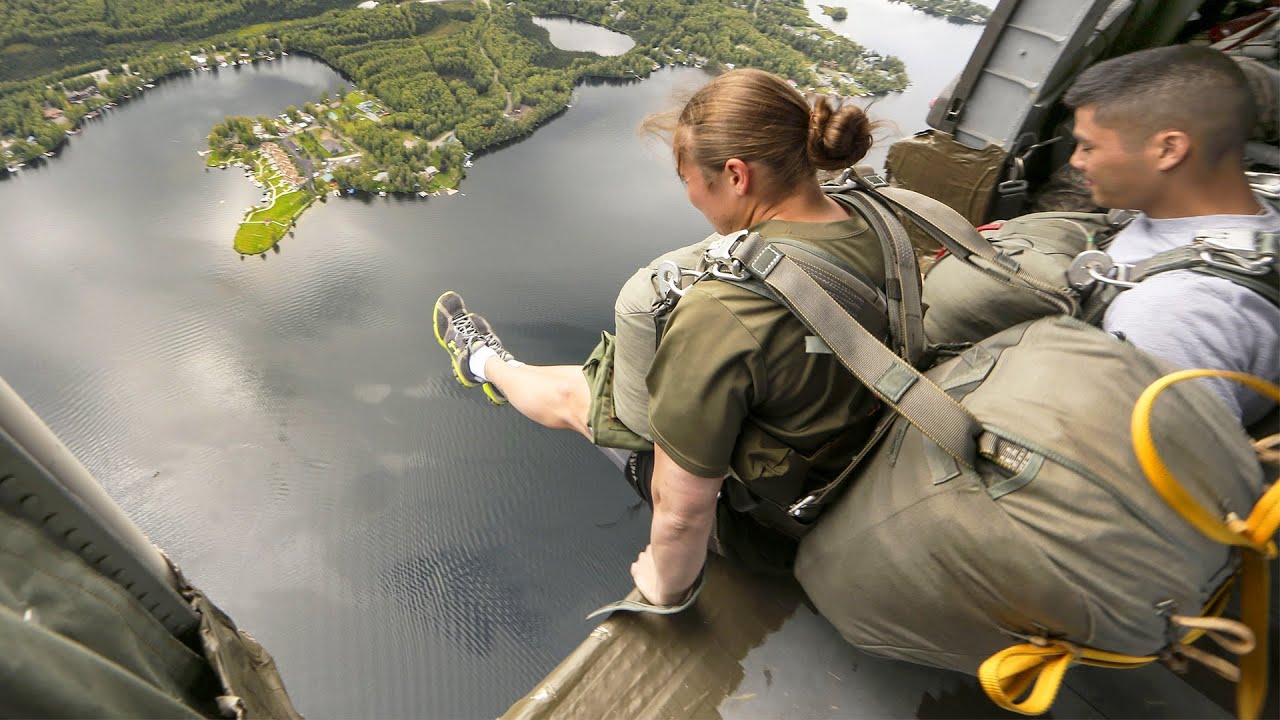 US paratroopers make their inaugural water jump