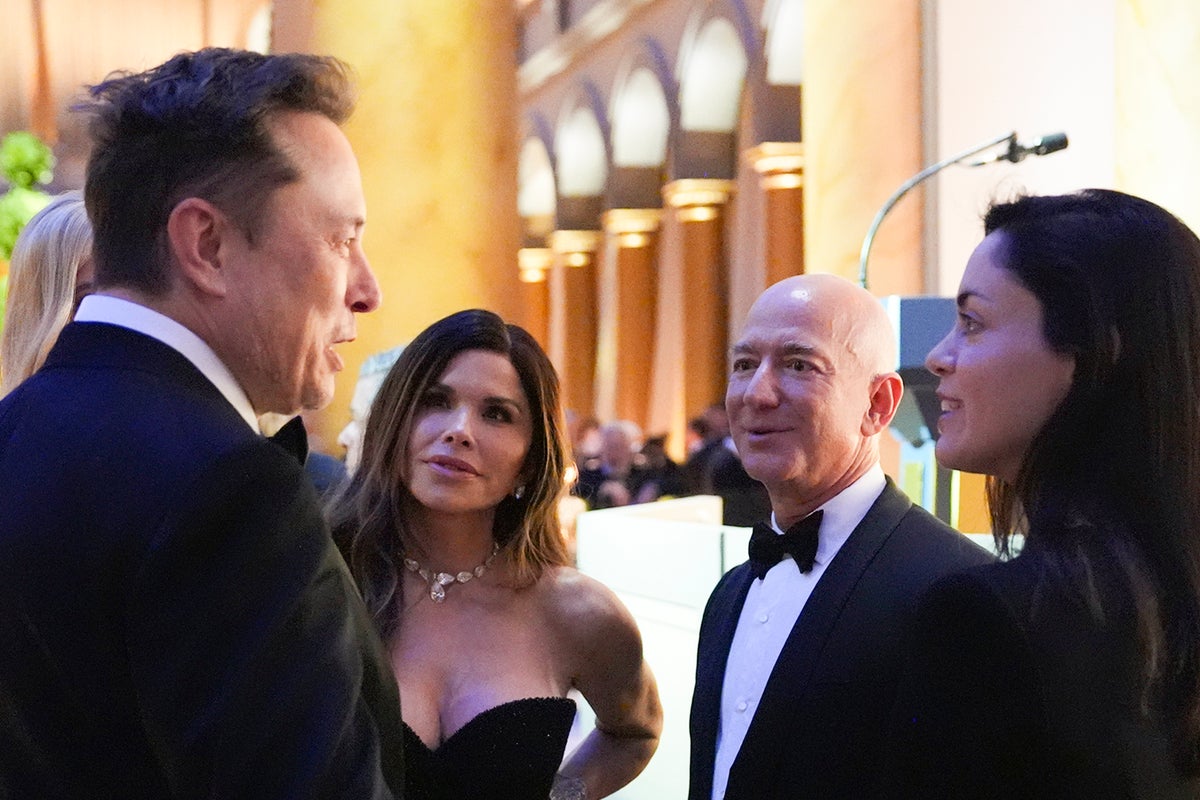 Jeff Bezos attempting to fill Elon Musk-shaped hole in the Oval Office ...