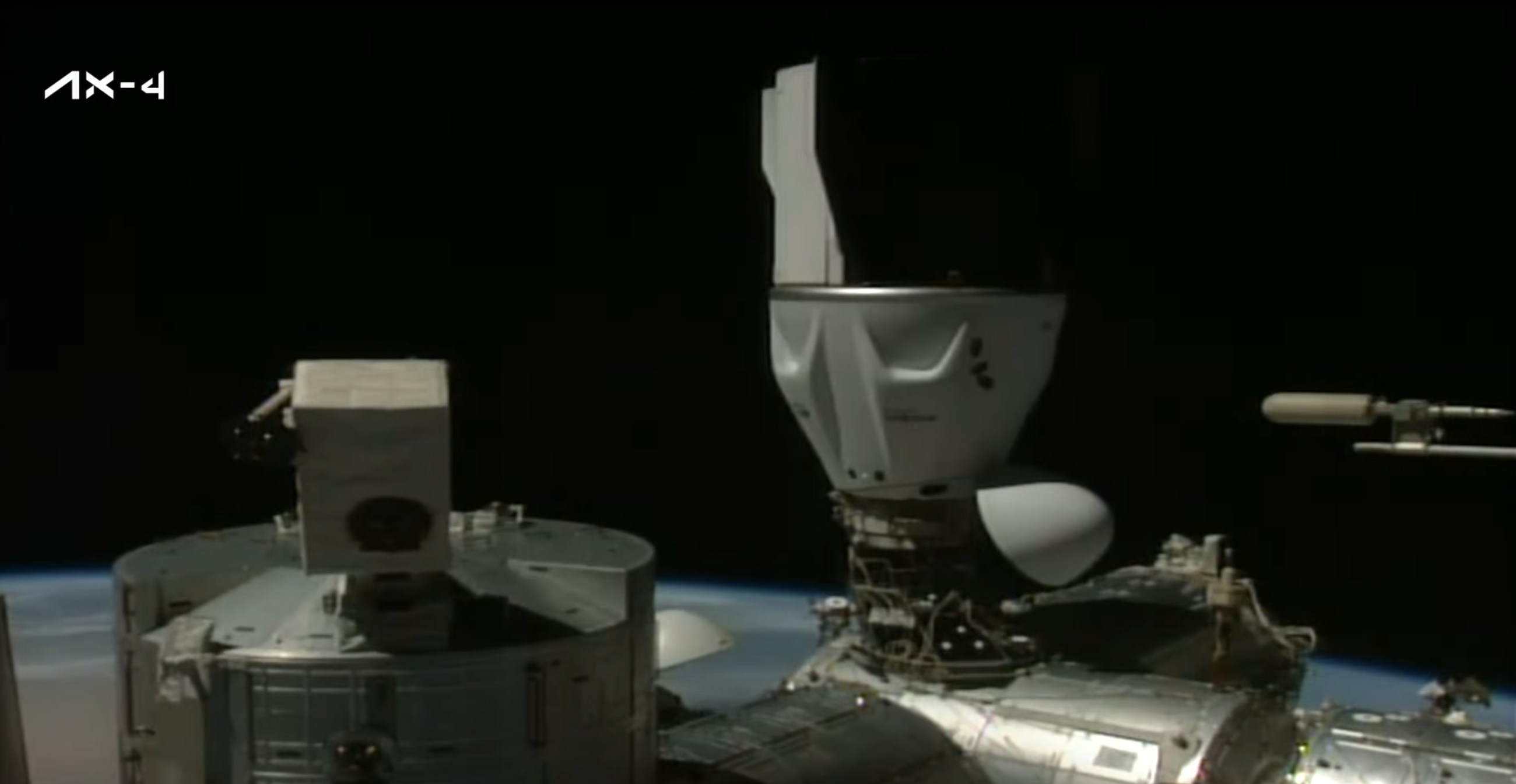 Kapsuła Dragon z Polakiem zadokowała do ISS. Historyczny moment