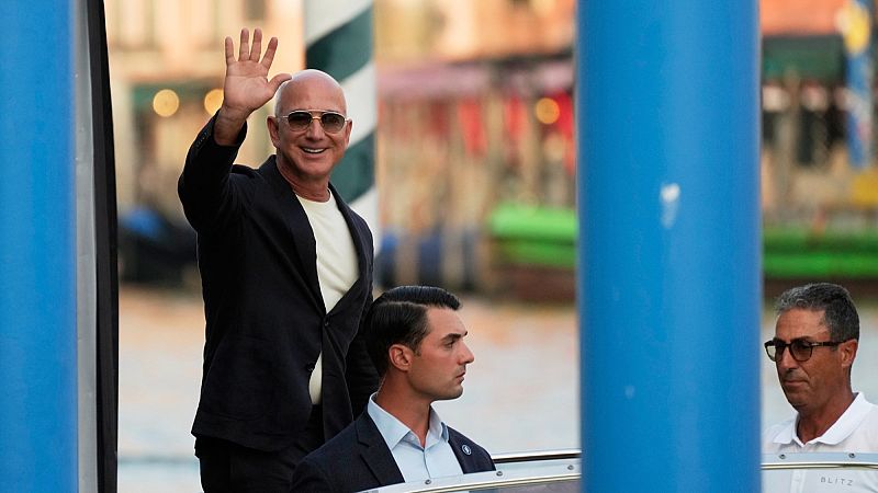 Jeff Bezos and Lauren Sánchez arrive in Venice as protests continue