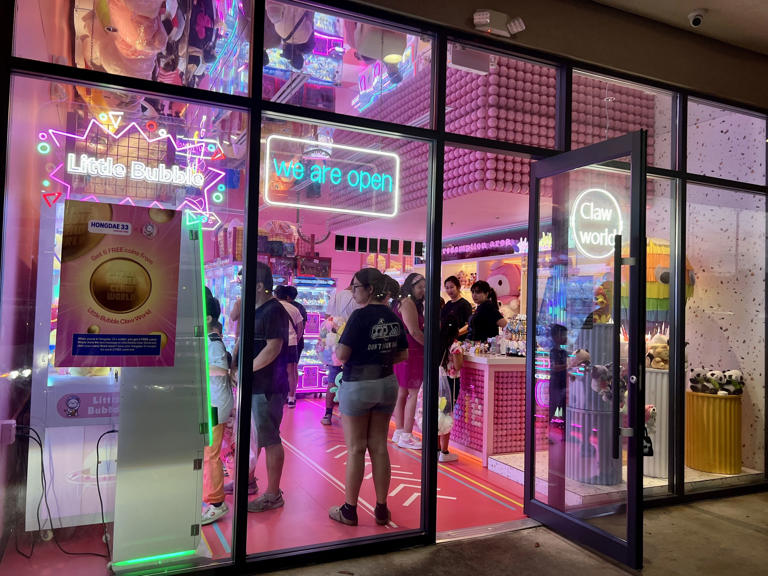Claw machine craze takes over Houston