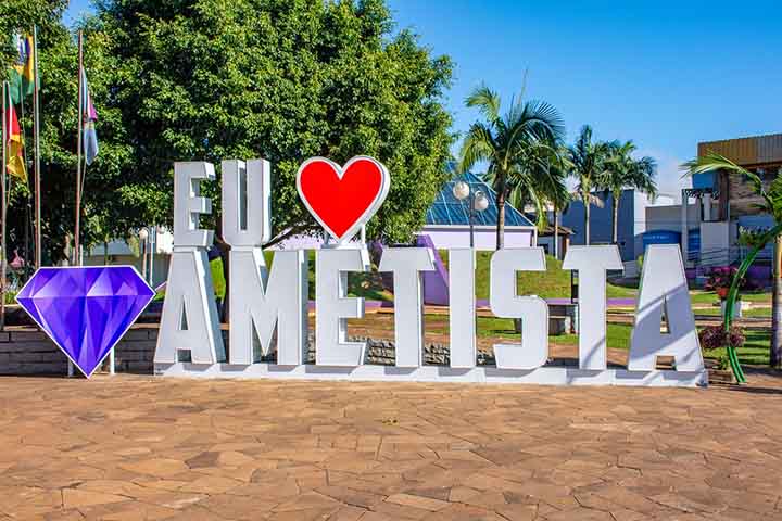 Igreja revestida de ametista chama atenção em cidade brasileira