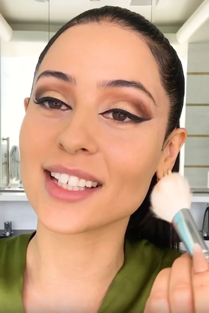 Alexa Demie gives 90s glam tutorial