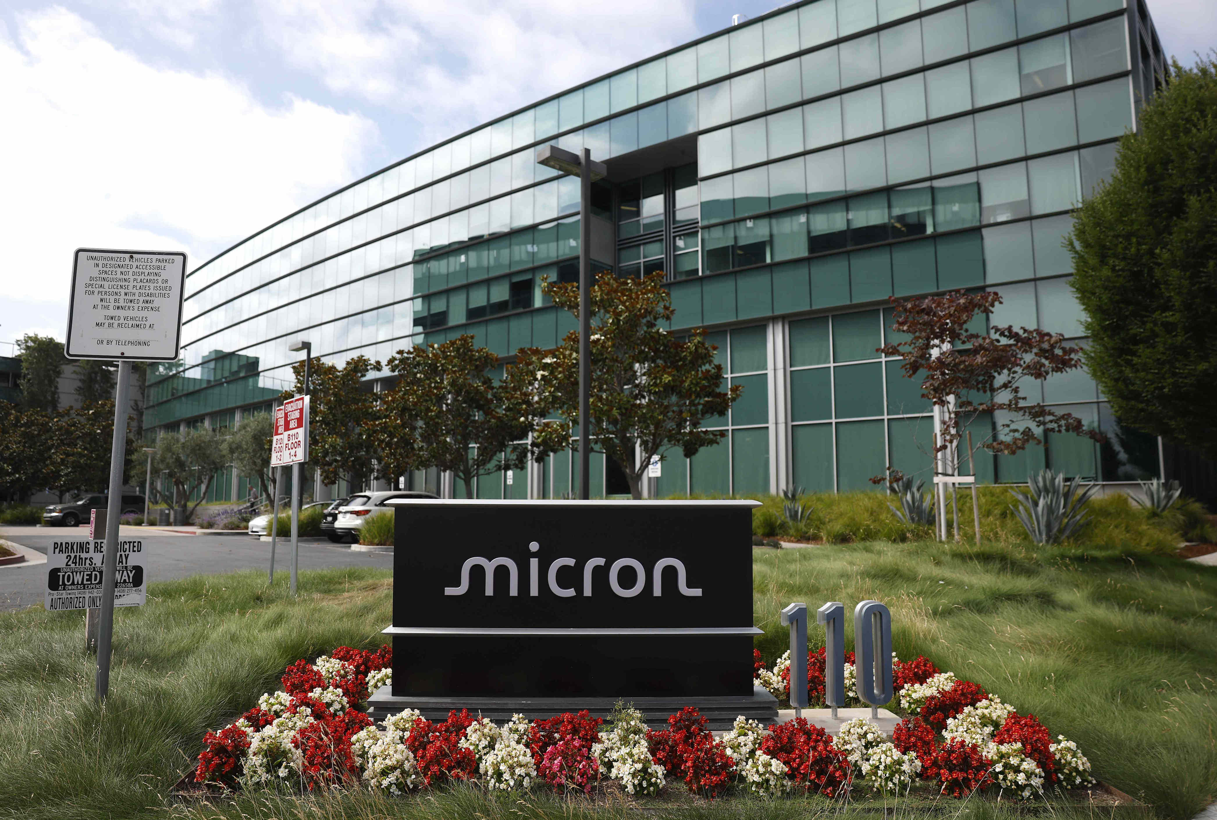 Micron Gets Price Target Boosts on Record Revenue, Upbeat Outlook
