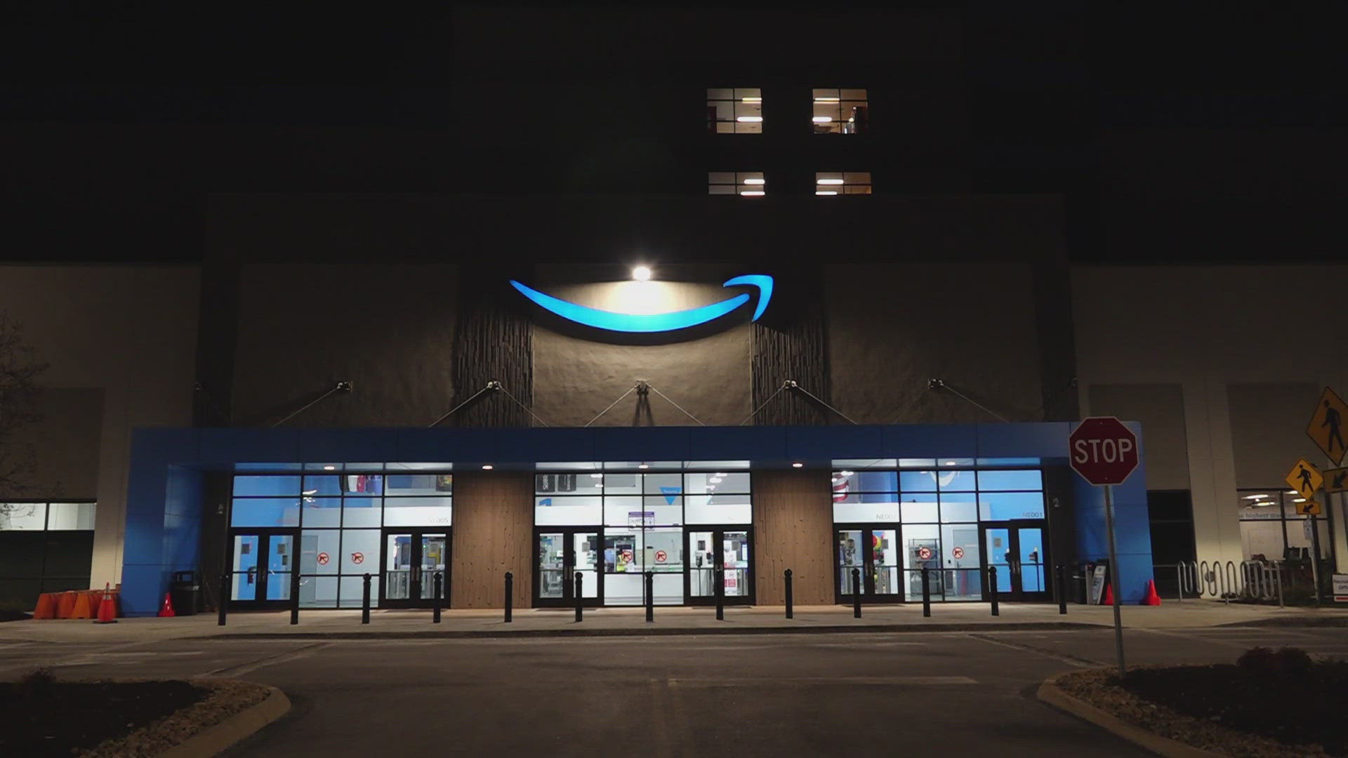 Amazon's robotics sorting facility processes 650,000 packages daily in ...