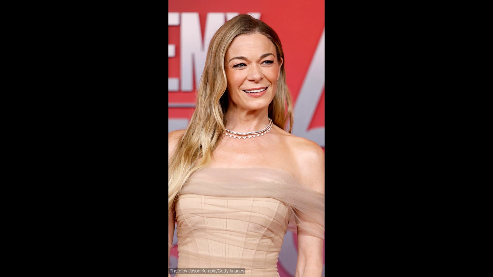 LeAnn Rimes’ Teeth Fall Out Mid-Song During Live Show.