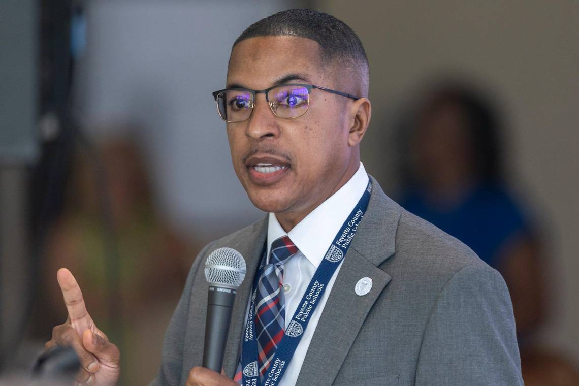 With 3-2 vote, FCPS school board says superintendent ‘meets expectations'