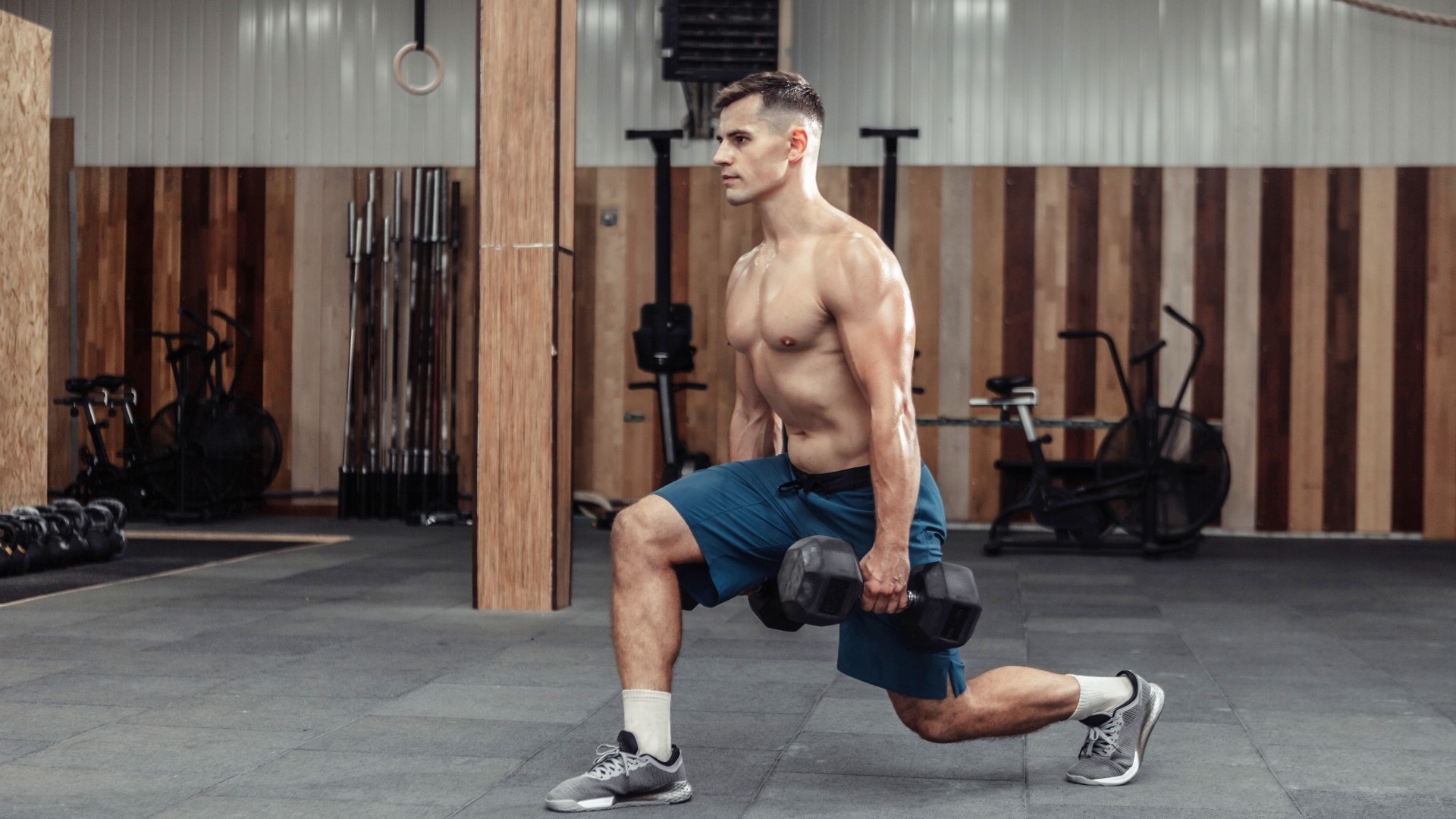 Switch squats for these 4 lunges variations to build a stronger core and impressive lower body ...