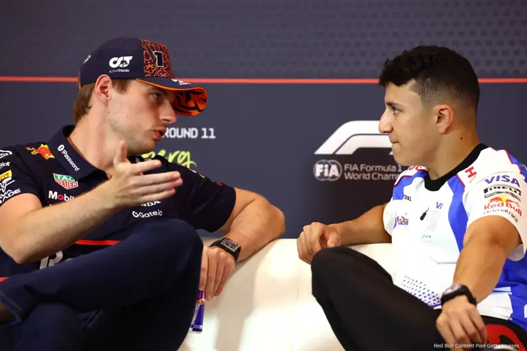 Verstappen lacht om bijnaam die Antonelli hem gaf: 'Een leuke jongen'