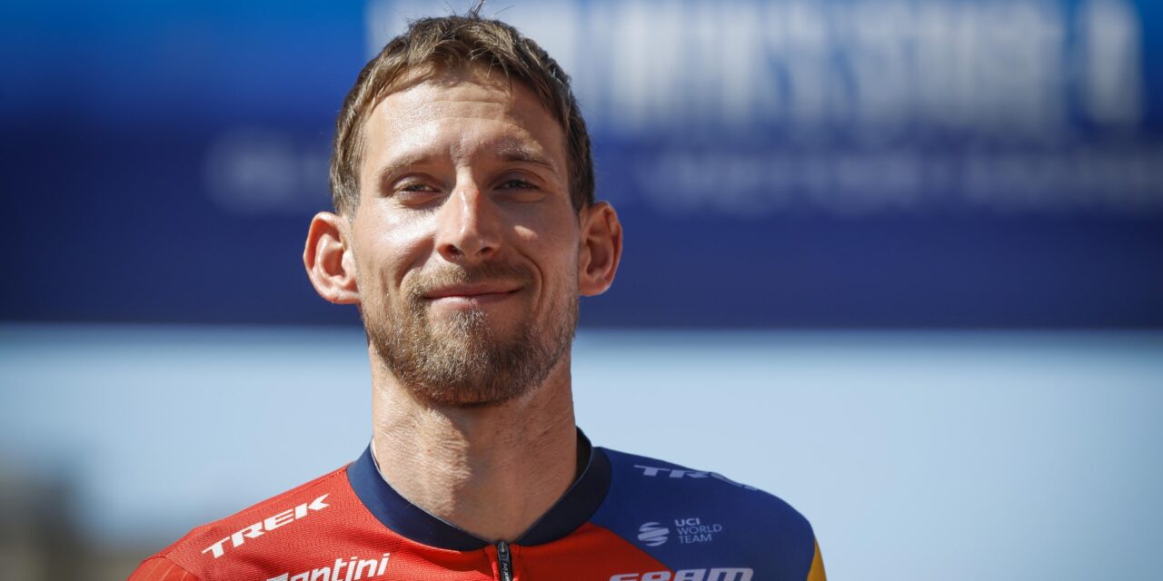 Bauke Mollema deelt award uit bij FC Groningen