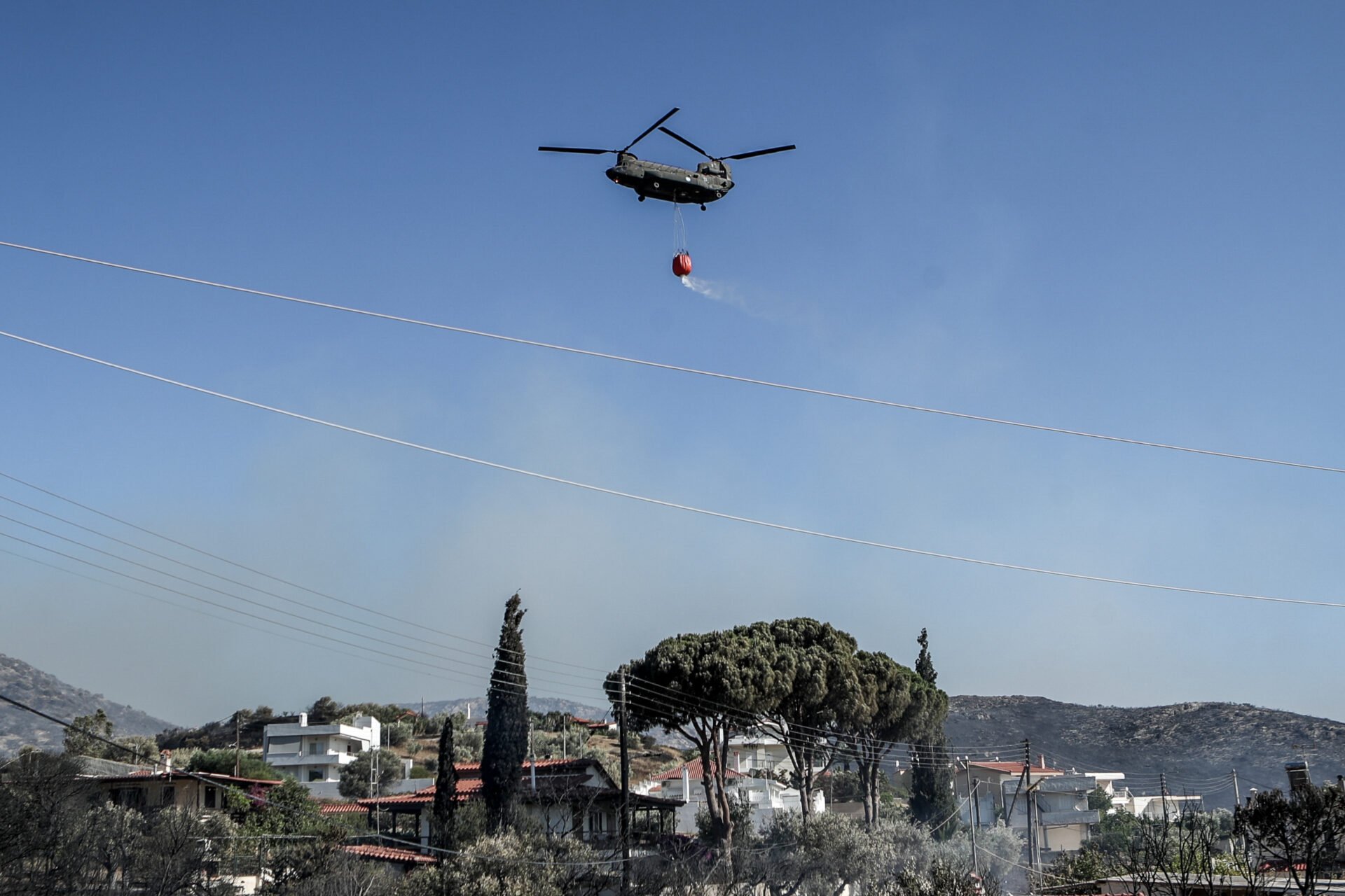 Πυρκαγιά στην Παλαιά Φώκαια: Καμένα σπίτια, καταστροφές και επιφυλακή ...