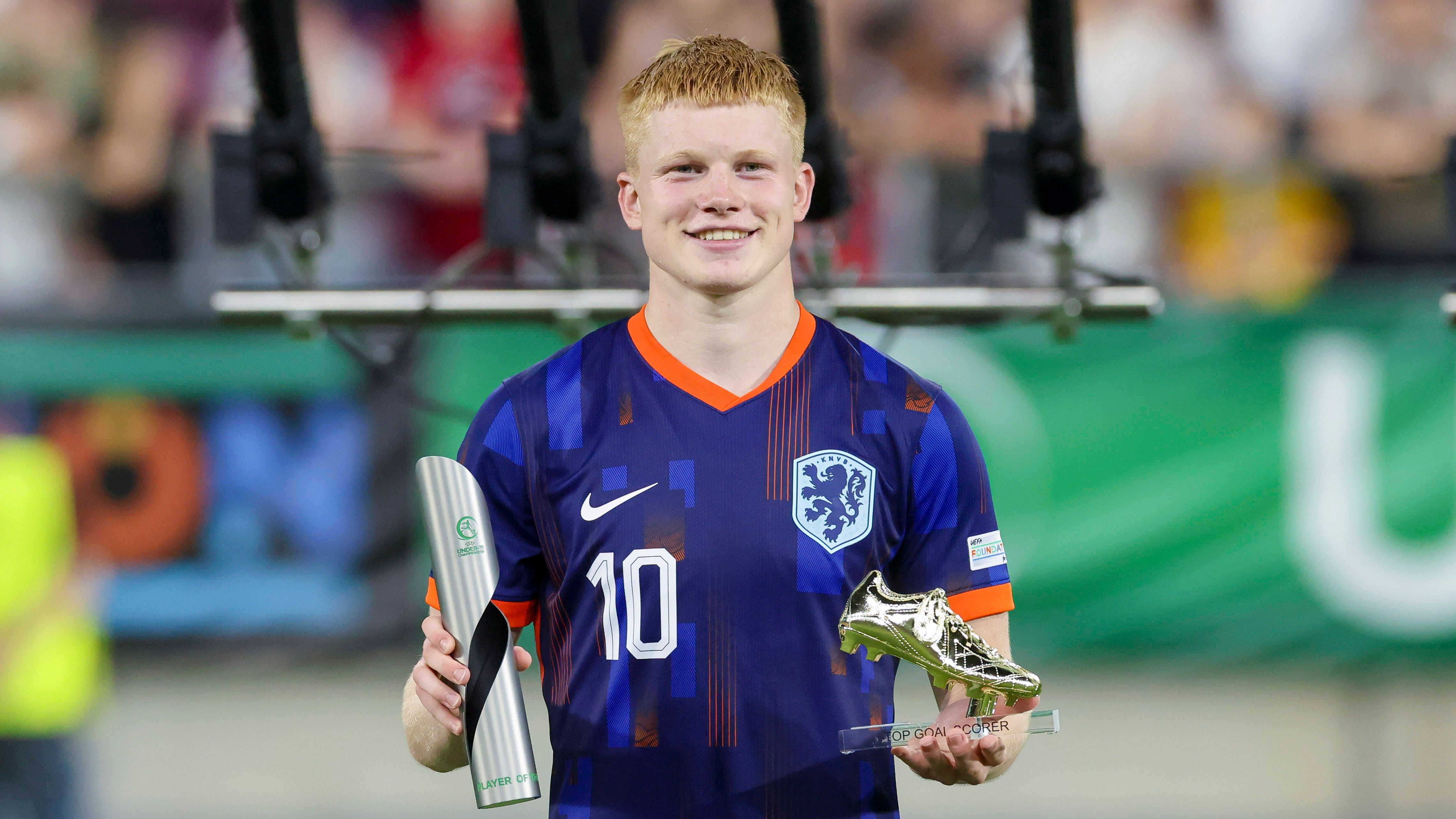 Europees Kampioen Kees Smit krijgt prijs, loopt het podium af en wordt ...