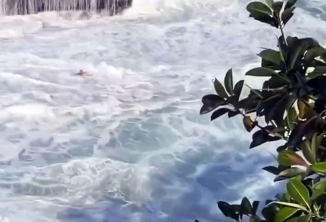 Mulher cai em alto mar após ser levada por onda em praia no Rio