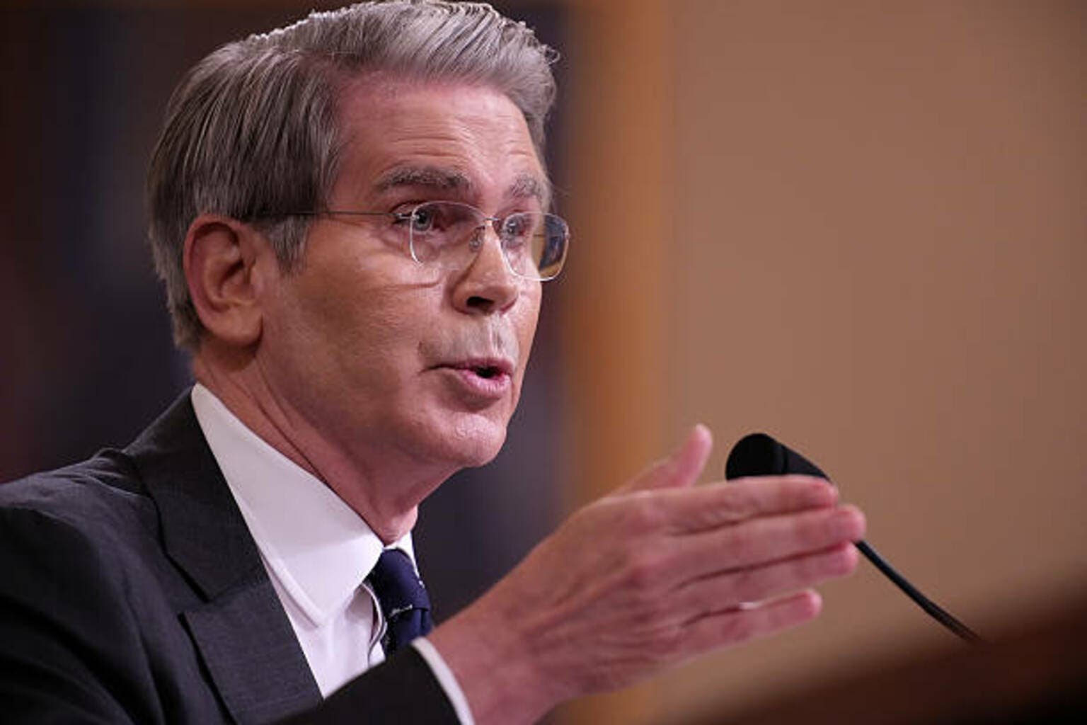 Bessent to start interviewing Fed chair candidates, doesn't back off ...