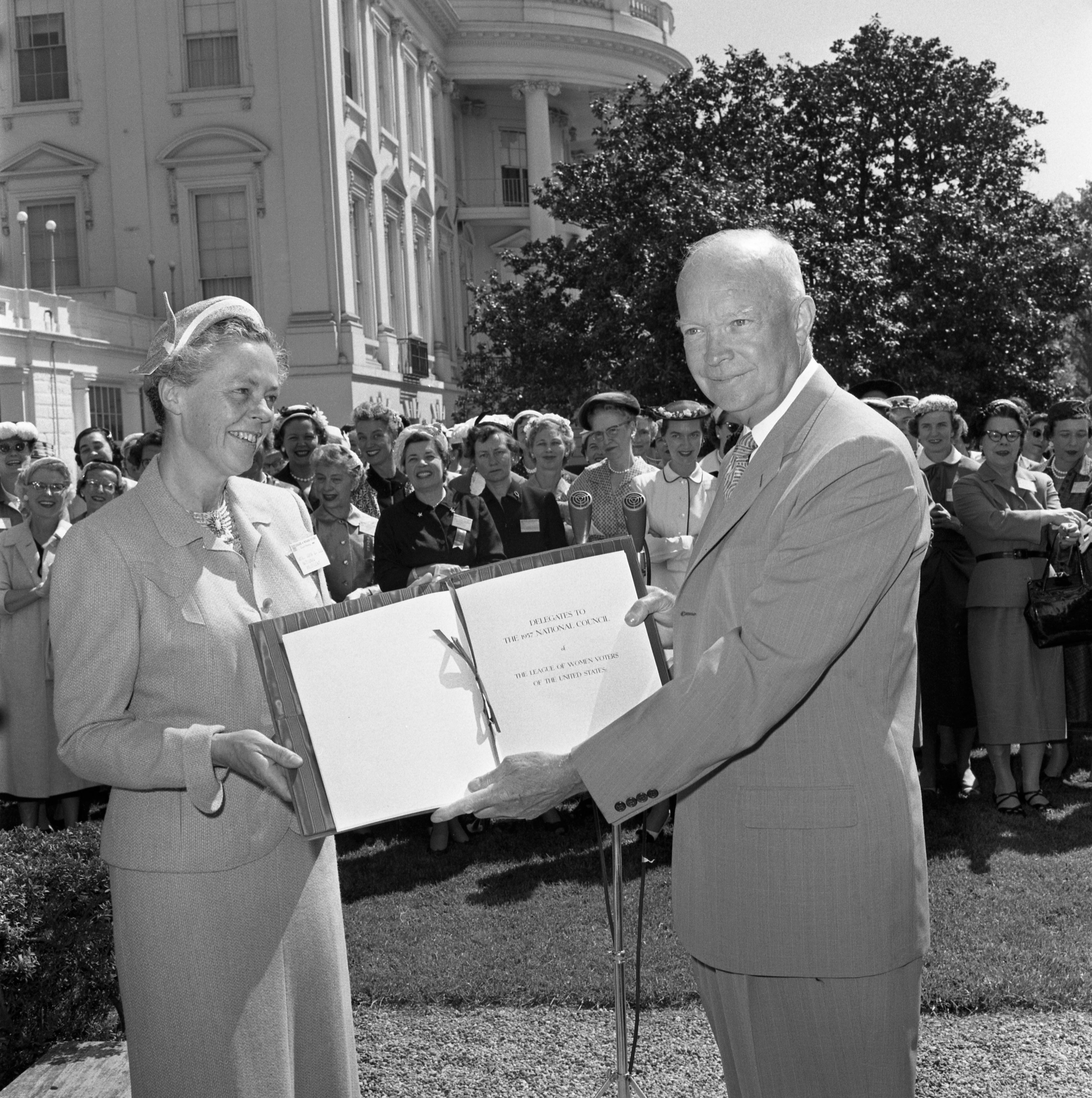 37 Historical Pictures Of The White House's Rose Garden Before The ...