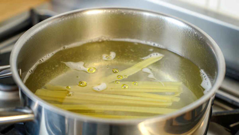 Why putting oil in pasta water is a common mistake that can ruin flavor ...