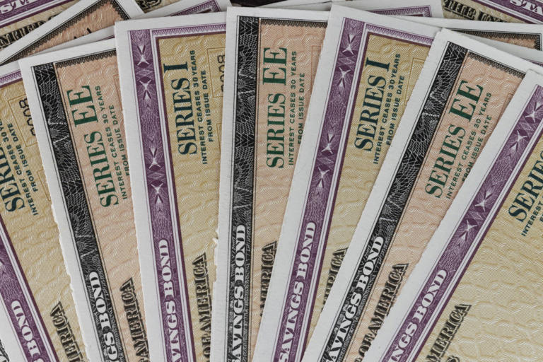The Benefits of I Bonds vs EE Bonds to Store Your Savings