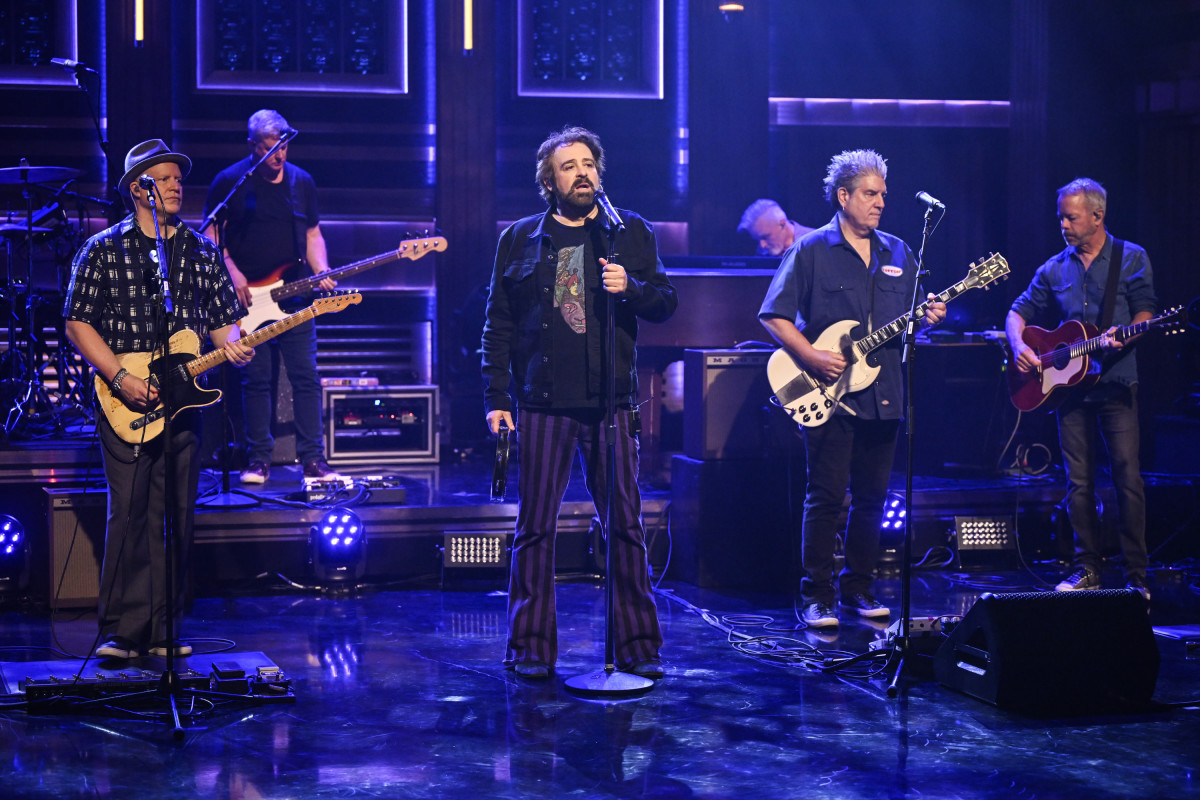 Iconic '90s Band's Emotional Concert Performance 'Instantly Transports ...