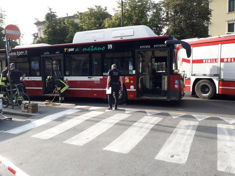Bologna, bus investe un pedone lungo i viali davanti ai giardini ...