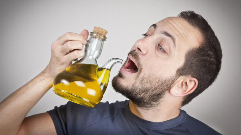 I drank 2 tablespoons of olive oil every day for 30 days — here's what ...