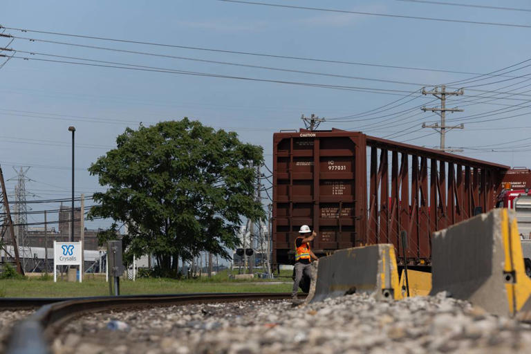Railroad cars jump tracks, derail in metro-east