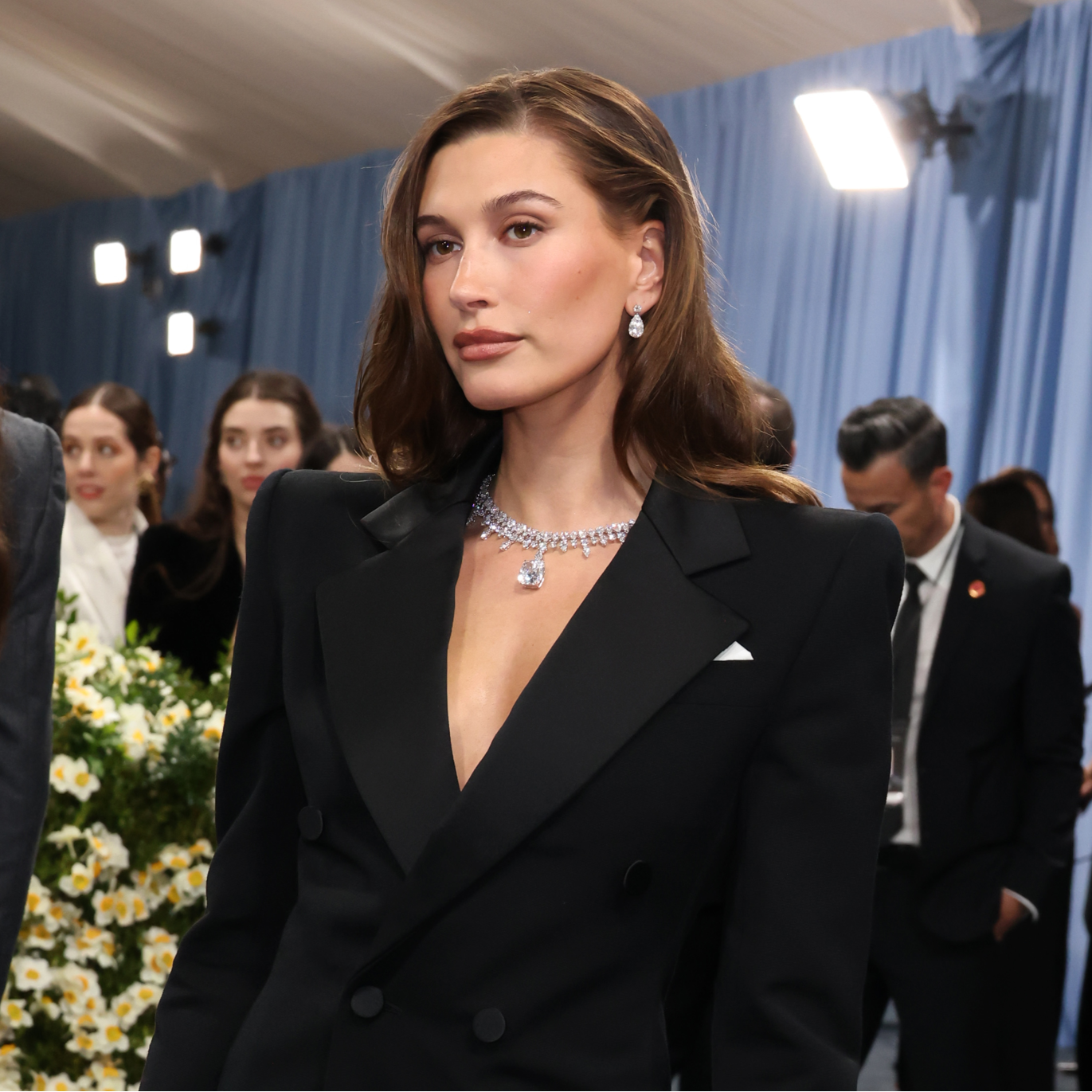 Hailey Bieber's Lemon Drop Manicure Gives the Butter Yellow Trend a ...