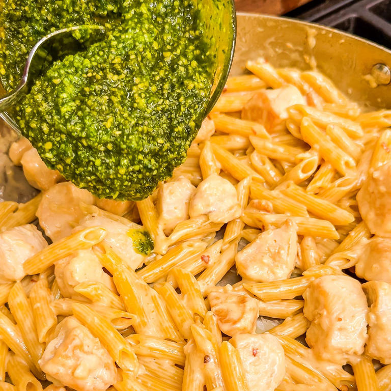 I can't stop eating this chicken pesto pasta (& I don't want to!)
