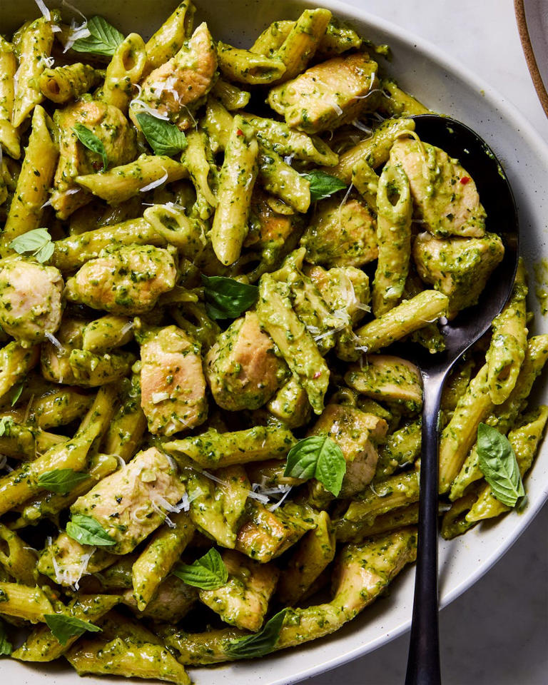 I can't stop eating this chicken pesto pasta (& I don't want to!)
