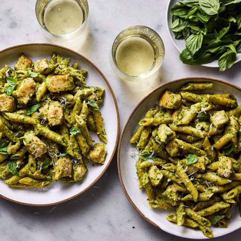 I can't stop eating this chicken pesto pasta (& I don't want to!)