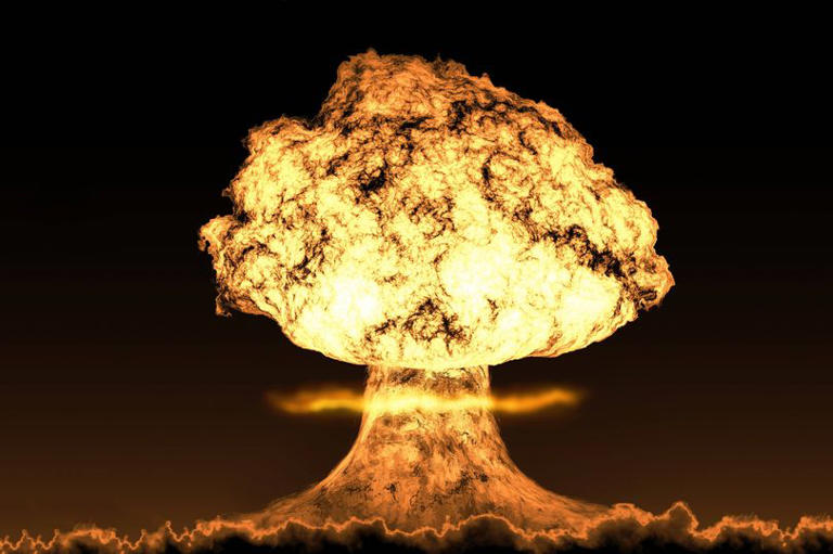 What to do in first 10 minutes after nuclear bomb hits - as WW3 fears ...