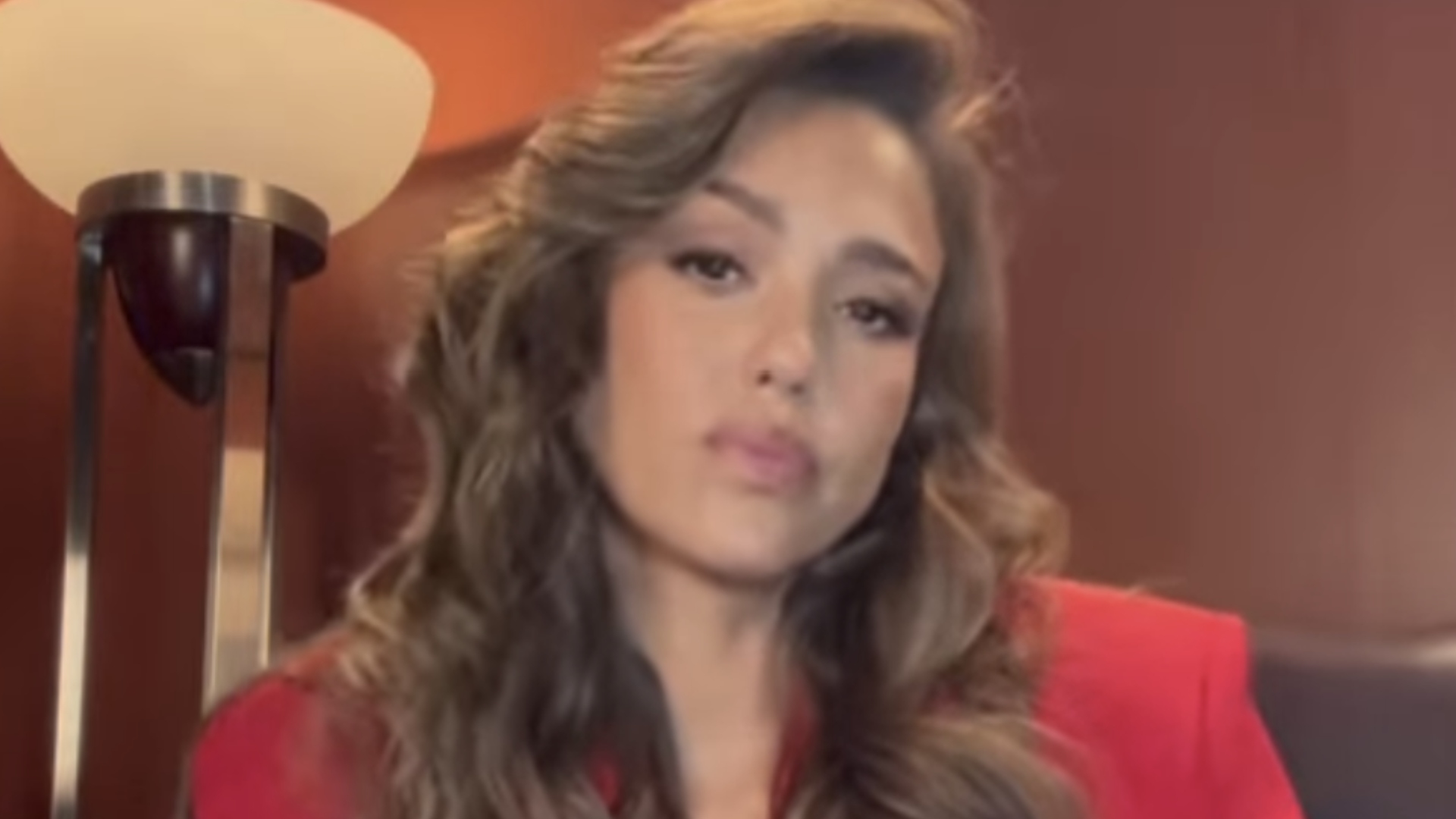 “So glamorous”: Jessica Alba boldly redefines the suit