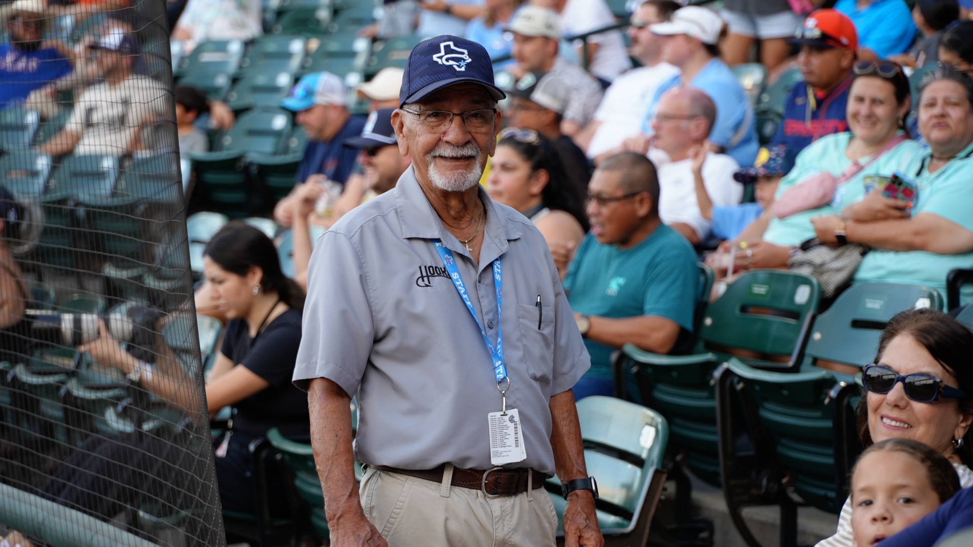 Hooks usher Joe Martinez greets fans for the last time; retires after ...