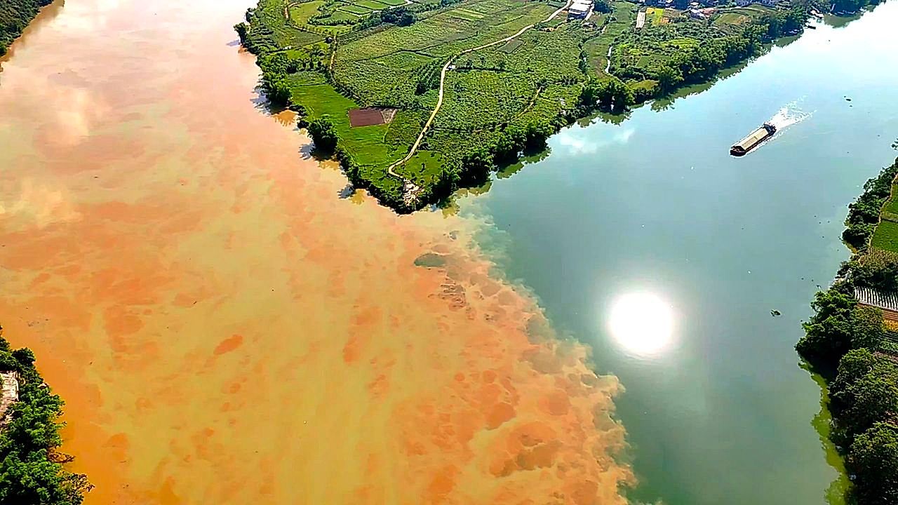 Drone captures stunning boundary between two rivers in China