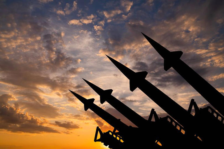 What to do in first 10 minutes after nuclear bomb hits - as WW3 fears ...