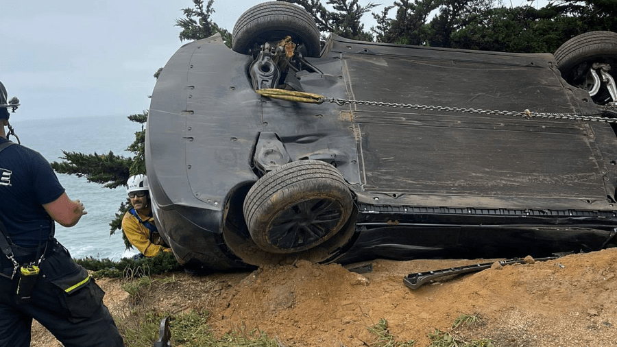 ‘Close call’: Trapped driver dangling over cliff near Devil’s Slide ...