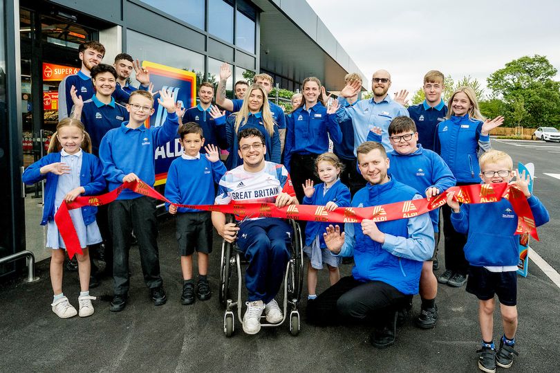 Latest Derbyshire Aldi store opened by paralympian and local pupils