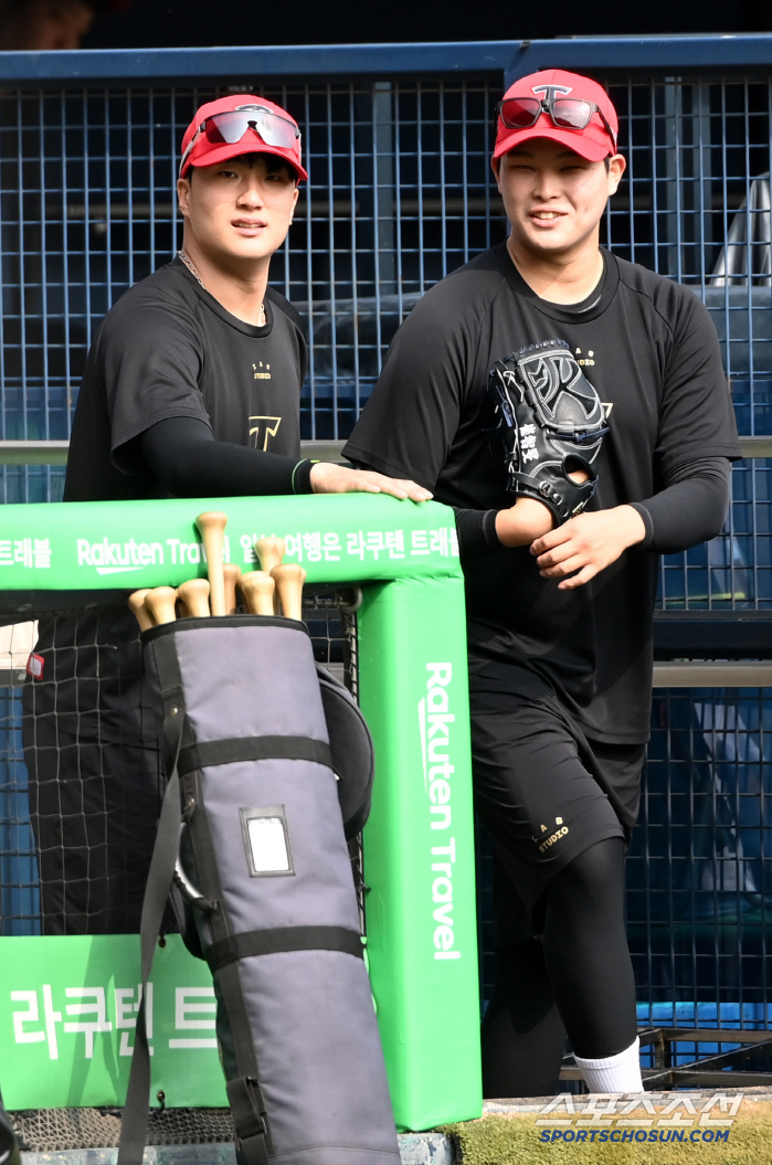 Jung Haeyoung, Choi Jimin, with a bright smile