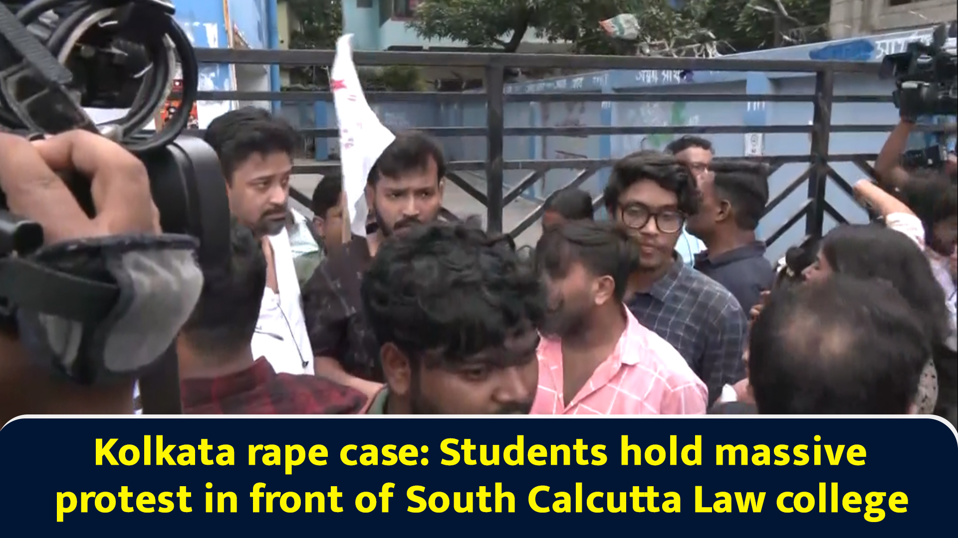 Kolkata rape case: Students hold massive protest in front of South ...